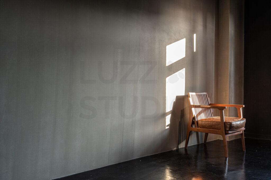 LUZZ STUDIO｜大阪本町・自然光・黒ホリ撮影スタジオ